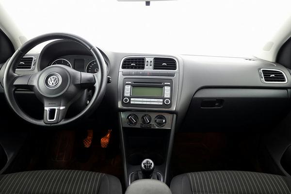 Black Volkswagen Polo 2010 in Tallinn, with an engine capacity of 1.60 L and mileage of 348 thousand km for 1999 €, photo 5 on AUTOMOTO.COM.LV