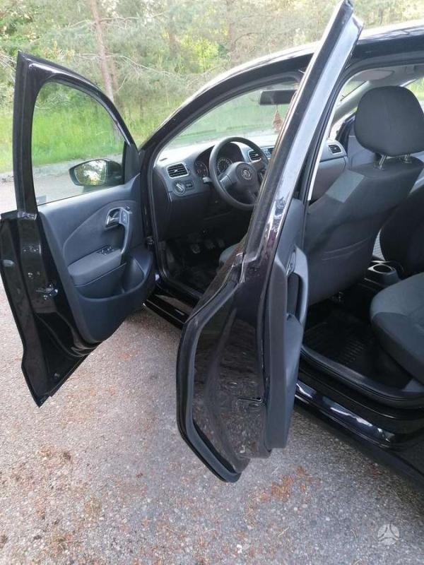 Black Volkswagen Polo 2011 in Palanga, with an engine capacity of 1.20 L and mileage of 299 thousand km for 2950 €, photo 6 on AUTOMOTO.COM.LV