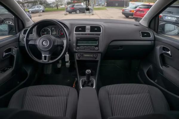 Black Volkswagen Polo 2011 in Liepaja, with an engine capacity of 1.60 L and mileage of 252 thousand km for 6250 €, photo 8 on AUTOMOTO.COM.LV