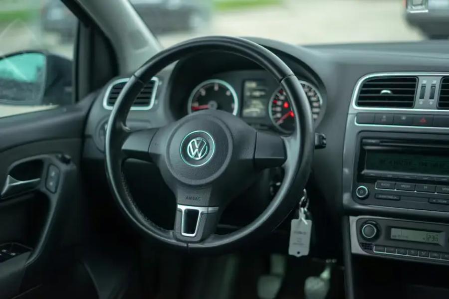 Melns Volkswagen Polo 2011 Liepāja, ar dzinēja tilpumu 1.60 L un nobraukumu 252 tūkst. km par 6250 €, foto 16 vietnē AUTOMOTO.COM.LV