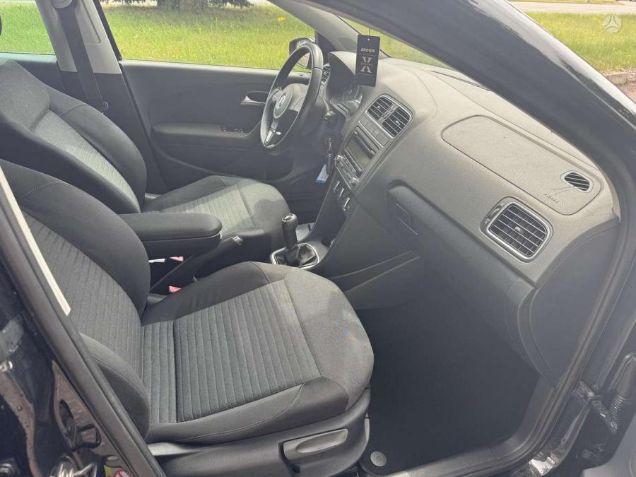 Melns Volkswagen Polo 2011 Tauragė, ar dzinēja tilpumu 1.39 L un nobraukumu 200 tūkst. km par 3800 €, foto 13 vietnē AUTOMOTO.COM.LV