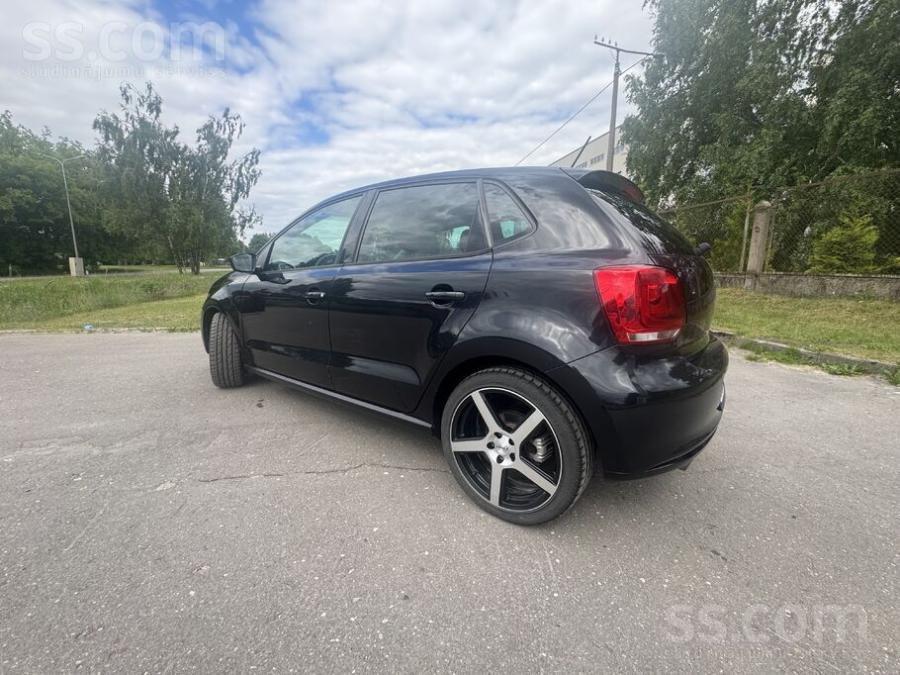 Black Volkswagen Polo 2012 in Riga, with an engine capacity of 1.60 L and mileage of 379 thousand km for 3450 €, photo 4 on AUTOMOTO.COM.LV
