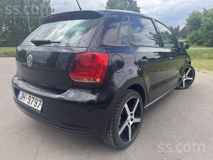 Black Volkswagen Polo 2012 in Riga, with an engine capacity of 1.60 L and mileage of 379 thousand km for 3450 €, photo 6 on AUTOMOTO.COM.LV