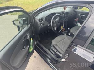 Black Volkswagen Polo 2012 in Riga, with an engine capacity of 1.60 L and mileage of 379 thousand km for 3450 €, photo 11 on AUTOMOTO.COM.LV