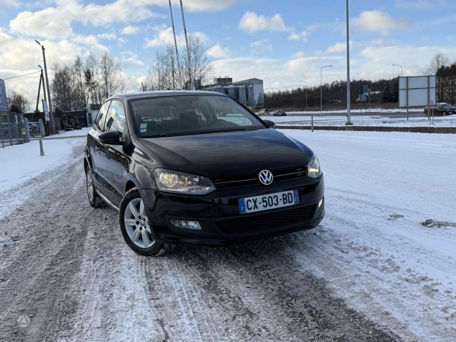 Black Volkswagen Polo 2013 in Panevezys, with an engine capacity of 1.60 L and mileage of 86 thousand km for 5590 €, photo 3 on AUTOMOTO.COM.LV
