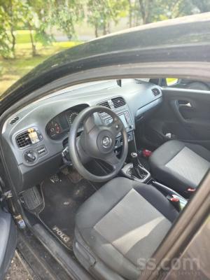Black Volkswagen Polo 2013 in Riga, with an engine capacity of 1.40 L and mileage of 265 thousand km for 2500 €, photo 8 on AUTOMOTO.COM.LV