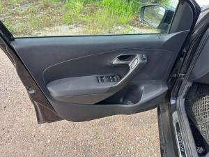 Melns Volkswagen Polo 2013 Jurbarkas, ar dzinēja tilpumu 1.20 L un nobraukumu 185 tūkst. km par 2299 €, foto 12 vietnē AUTOMOTO.COM.LV