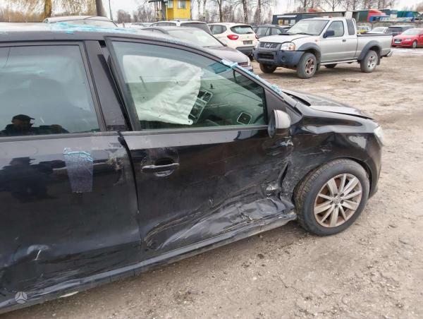 Black Volkswagen Polo 2014 in Marijampole, with an engine capacity of 1.40 L and mileage of 225 thousand km for 2350 €, photo 5 on AUTOMOTO.COM.LV