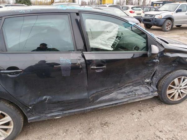 Black Volkswagen Polo 2014 in Marijampole, with an engine capacity of 1.40 L and mileage of 225 thousand km for 2350 €, photo 6 on AUTOMOTO.COM.LV