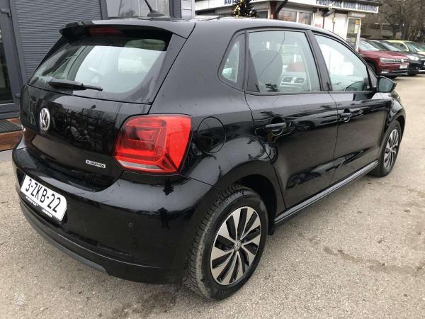 Черный Фольксваген Поло 2015 в Клайпеда, объемом двигателя 1.42 л и пробегом 240 тыс. км за 4999 €, фото 4 на AUTOMOTO.COM.LV