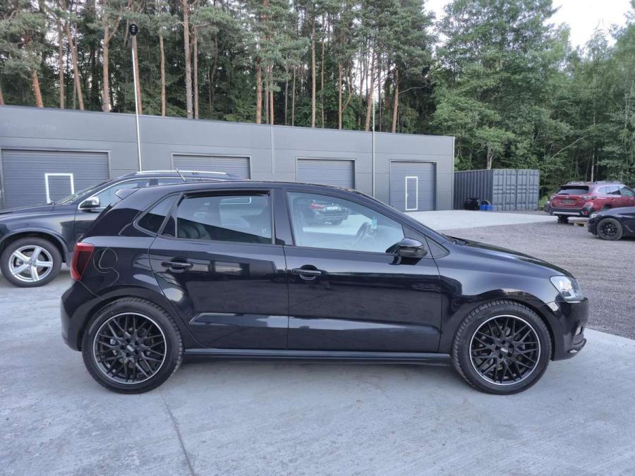 Black Volkswagen Polo 2015 in Utena, with an engine capacity of 1.40 L and mileage of 300 thousand km for 5990 €, photo 7 on AUTOMOTO.COM.LV