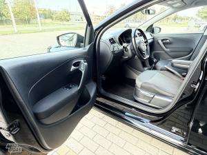 Black Volkswagen Polo 2016 in Siauliai, with an engine capacity of 1.00 L and mileage of 163 thousand km for 6299 €, photo 14 on AUTOMOTO.COM.LV