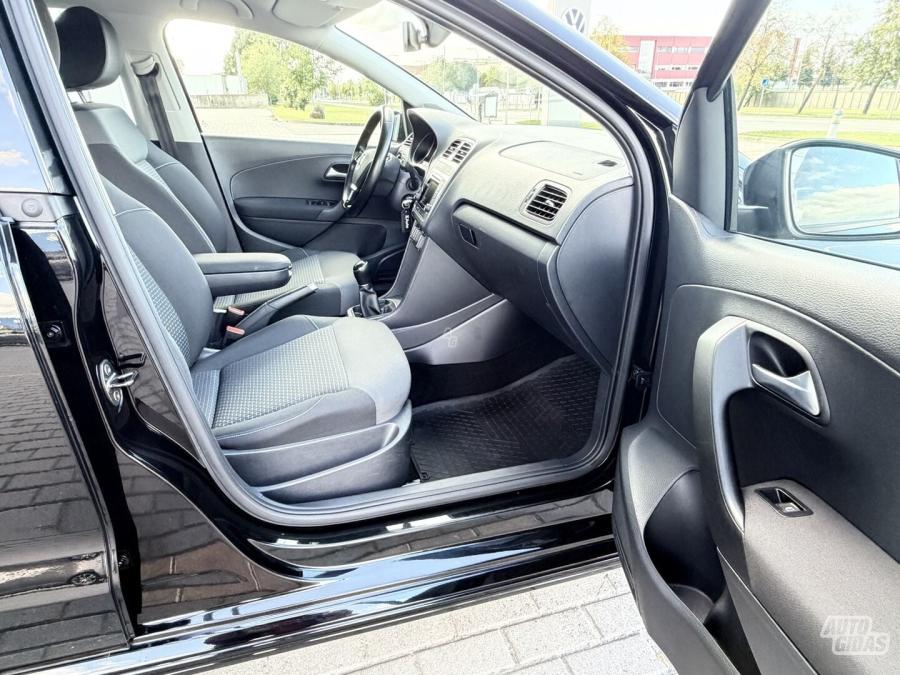 Black Volkswagen Polo 2016 in Siauliai, with an engine capacity of 1.00 L and mileage of 163 thousand km for 6299 €, photo 15 on AUTOMOTO.COM.LV