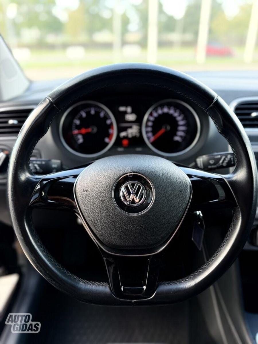 Black Volkswagen Polo 2016 in Siauliai, with an engine capacity of 1.00 L and mileage of 163 thousand km for 6299 €, photo 16 on AUTOMOTO.COM.LV