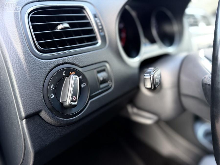 Black Volkswagen Polo 2016 in Siauliai, with an engine capacity of 1.00 L and mileage of 163 thousand km for 6299 €, photo 21 on AUTOMOTO.COM.LV