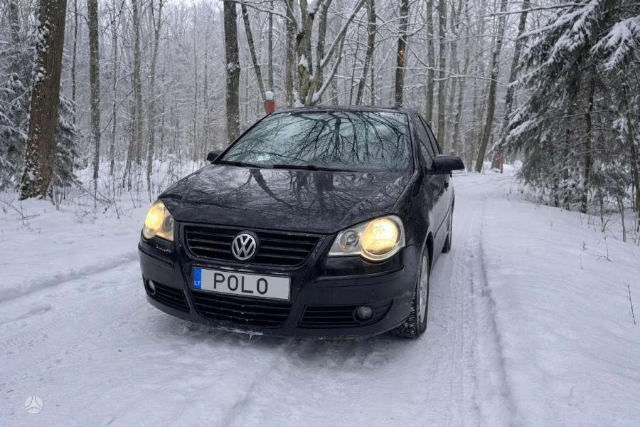 Black Volkswagen Polo 2006 in Kaunas, with an engine capacity of 1.40 L and mileage of 273 thousand km for 1250 €, photo 1 on AUTOMOTO.COM.LV