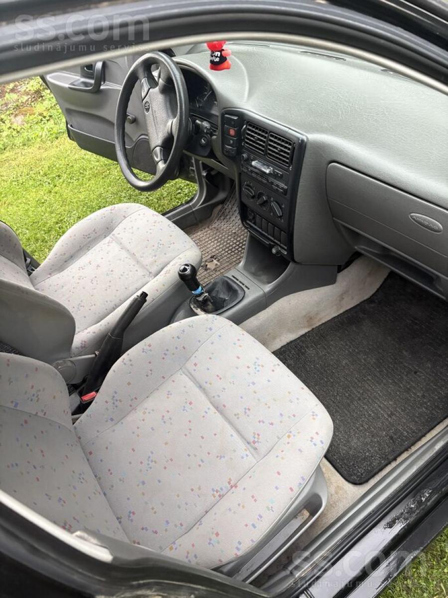 Melns Volkswagen Polo 1998 Rīga, ar dzinēja tilpumu 1.40 L un nobraukumu 38 tūkst. km par 900 €, foto 7 vietnē AUTOMOTO.COM.LV