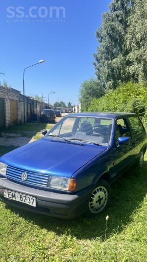 Zils Volkswagen Polo 1992 Rīga, ar dzinēja tilpumu 1.00 L un nobraukumu 255 tūkst. km par 650 €, foto  vietnē AUTOMOTO.COM.LV