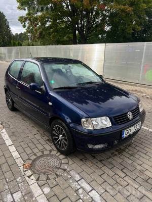 Zils Volkswagen Polo 2000 Rīga, ar dzinēja tilpumu 1.40 L un nobraukumu 393 tūkst. km par 900 €, foto  vietnē AUTOMOTO.COM.LV