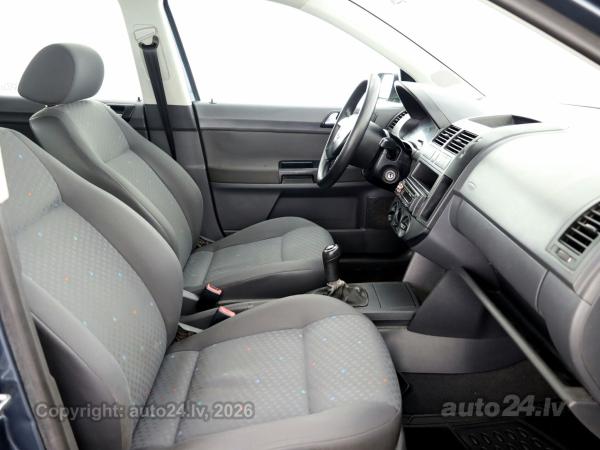 Zils Volkswagen Polo 2002 Tallina, ar dzinēja tilpumu 1.90 L un nobraukumu 181 tūkst. km par 1399 €, foto 6 vietnē AUTOMOTO.COM.LV