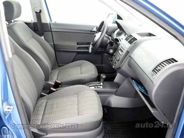 Blue Volkswagen Polo 2006 in Tallinn, with an engine capacity of 1.40 L and mileage of 205 thousand km for 1099 €, photo 6 on AUTOMOTO.COM.LV
