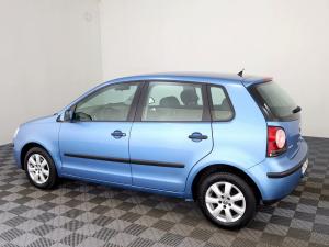 Zils Volkswagen Polo 2006 Tallina, ar dzinēja tilpumu 1.40 L un nobraukumu 205 tūkst. km par 1099 €, foto 12 vietnē AUTOMOTO.COM.LV