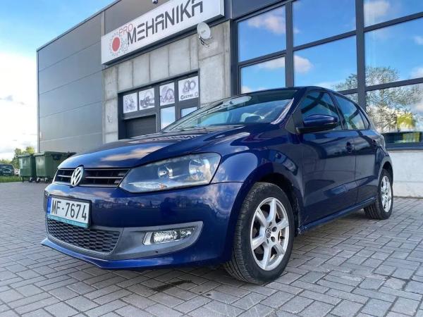 Blue Volkswagen Polo 2009 in Cesis, with an engine capacity of 1.40 L and mileage of 236 thousand km for 3499 €, photo 1 on AUTOMOTO.COM.LV