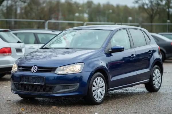 Zils Volkswagen Polo 2009 Liepāja, ar dzinēja tilpumu 1.60 L un nobraukumu 183 tūkst. km par 6250 €, foto 1 vietnē AUTOMOTO.COM.LV
