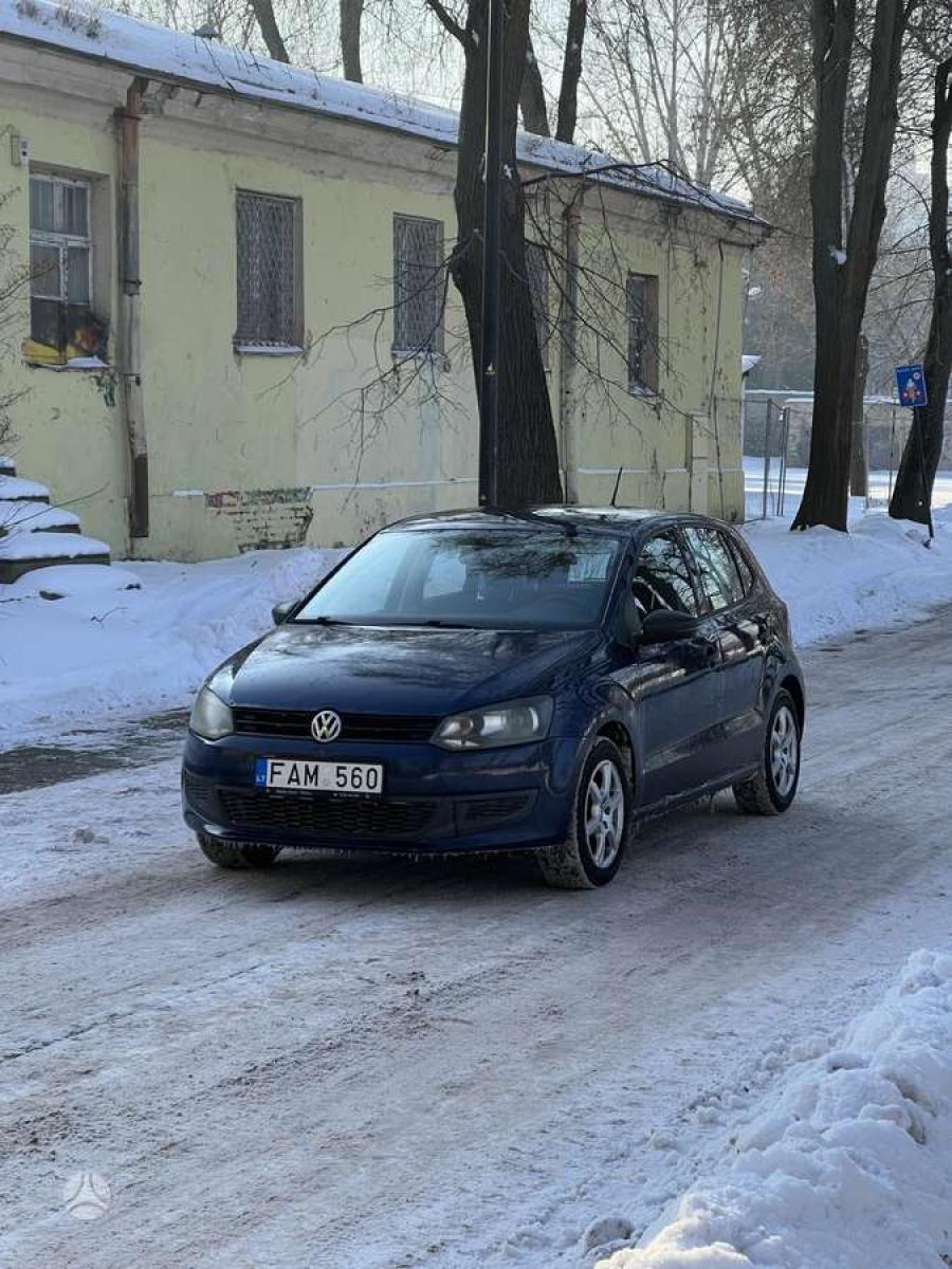 Blue Volkswagen Polo 2010 in Vilnius, with an engine capacity of 1.39 L and mileage of 143 thousand km for 2150 €, photo 1 on AUTOMOTO.COM.LV
