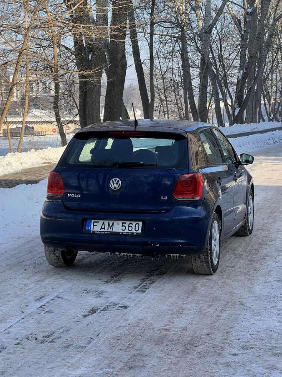 Blue Volkswagen Polo 2010 in Vilnius, with an engine capacity of 1.39 L and mileage of 143 thousand km for 2150 €, photo 3 on AUTOMOTO.COM.LV