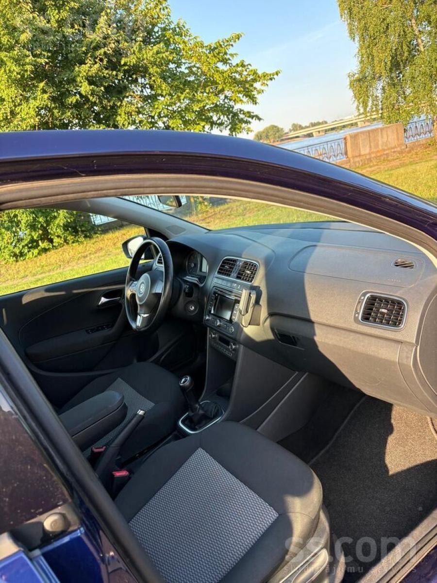 Blue Volkswagen Polo 2012 in Riga, with an engine capacity of 1.20 L and mileage of 302 thousand km for 3900 €, photo 7 on AUTOMOTO.COM.LV