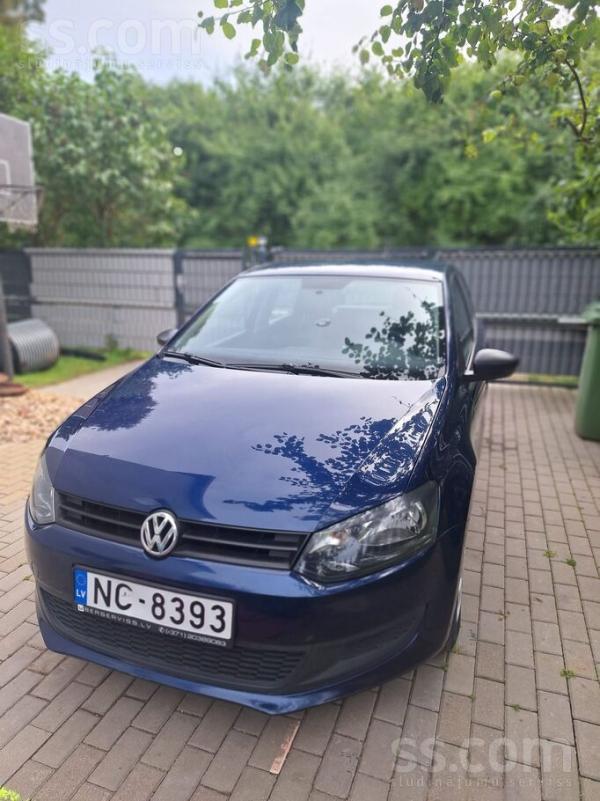 Volkswagen Polo 2014 in Riga on AUTOMOTO.COM.LV Blue Volkswagen Polo 2014 in Riga, with an engine capacity of 1.20 L and mileage of 320 thousand km for 2950 €, photo 3 on AUTOMOTO.COM.LV