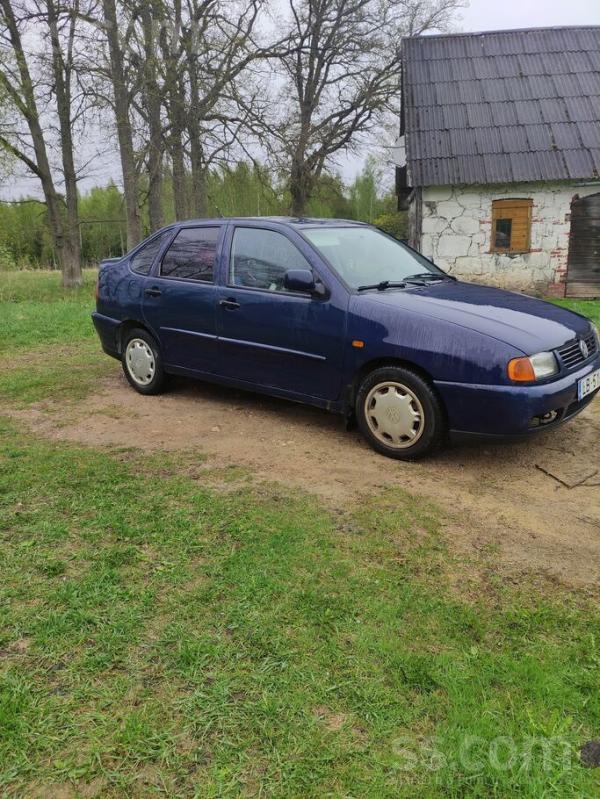Zils Volkswagen Polo 1999 Madona, ar dzinēja tilpumu 1.60 L un nobraukumu 261 tūkst. km par 400 €, foto 2 vietnē AUTOMOTO.COM.LV