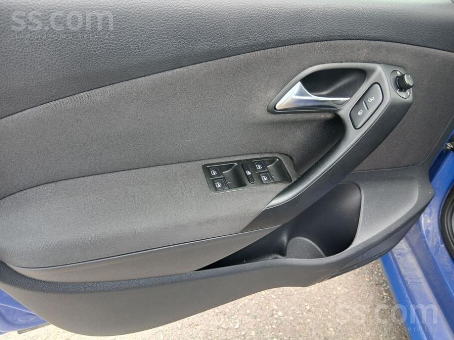 Blue Volkswagen Polo 2009 in Riga, with an engine capacity of 1.40 L and mileage of 140 thousand km for 4000 €, photo 13 on AUTOMOTO.COM.LV