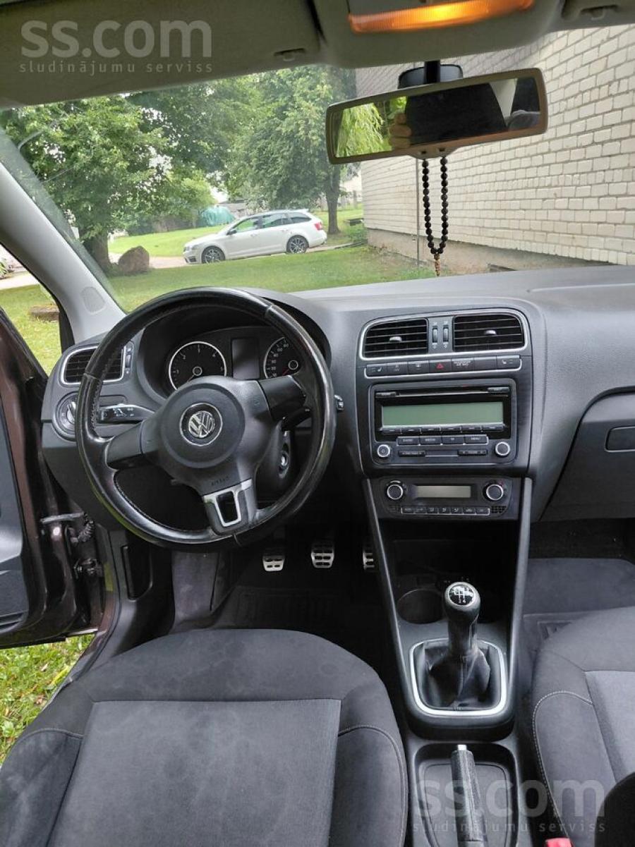 Brown Volkswagen Polo 2011 in Saldus, with an engine capacity of 1.60 L and mileage of 328 thousand km for 3200 €, photo 13 on AUTOMOTO.COM.LV