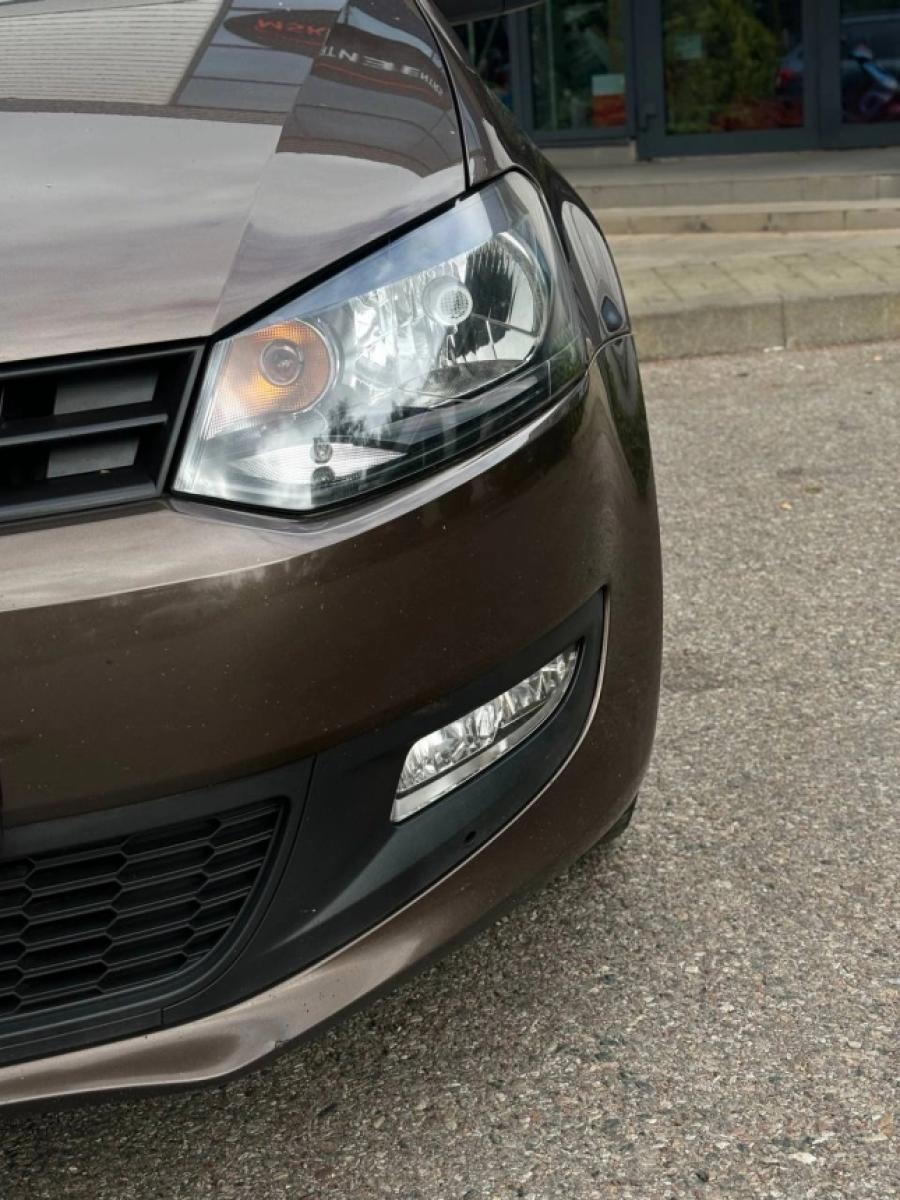 Brown Volkswagen Polo 2013 in Riga, with an engine capacity of 1.60 L and mileage of 257 thousand km for 5350 €, photo 12 on AUTOMOTO.COM.LV
