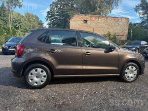 Brown Volkswagen Polo 2017 in Riga, with an engine capacity of 1.00 L and mileage of 0 thousand km for 4490 €, photo 4 on AUTOMOTO.COM.LV