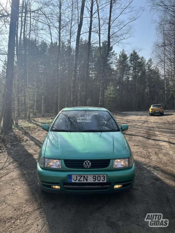 Zaļš Volkswagen Polo 1995 Viļņa, ar dzinēja tilpumu 1.10 L un nobraukumu 195 tūkst. km par 1150 €, foto 1 vietnē AUTOMOTO.COM.LV