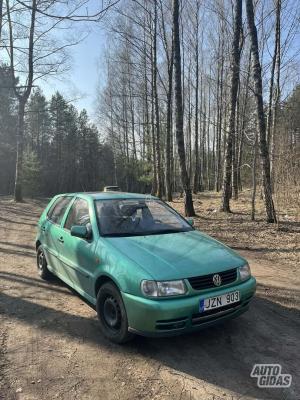 Green Volkswagen Polo 1995 in Vilnius, with an engine capacity of 1.10 L and mileage of 195 thousand km for 1150 €, photo 2 on AUTOMOTO.COM.LV