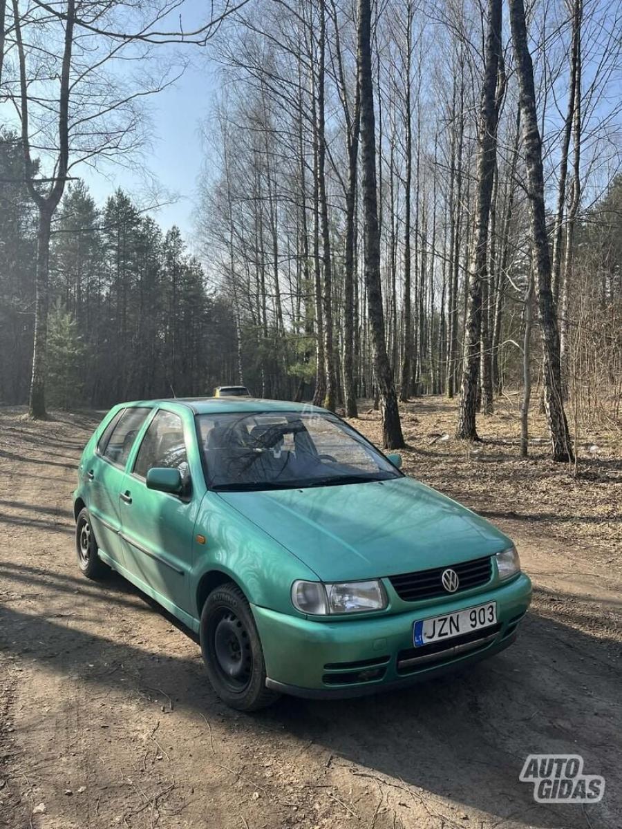 Green Volkswagen Polo 1995 in Vilnius, with an engine capacity of 1.10 L and mileage of 195 thousand km for 1150 €, photo 2 on AUTOMOTO.COM.LV