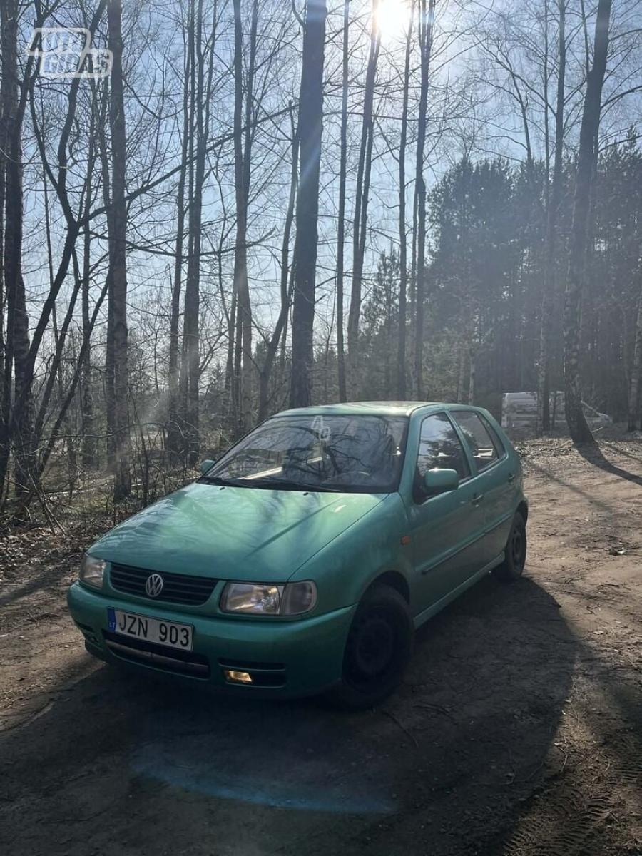 Green Volkswagen Polo 1995 in Vilnius, with an engine capacity of 1.10 L and mileage of 195 thousand km for 1150 €, photo 3 on AUTOMOTO.COM.LV