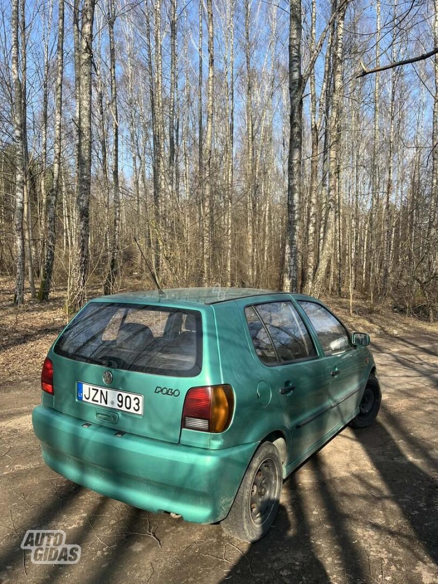 Green Volkswagen Polo 1995 in Vilnius, with an engine capacity of 1.10 L and mileage of 195 thousand km for 1150 €, photo 6 on AUTOMOTO.COM.LV