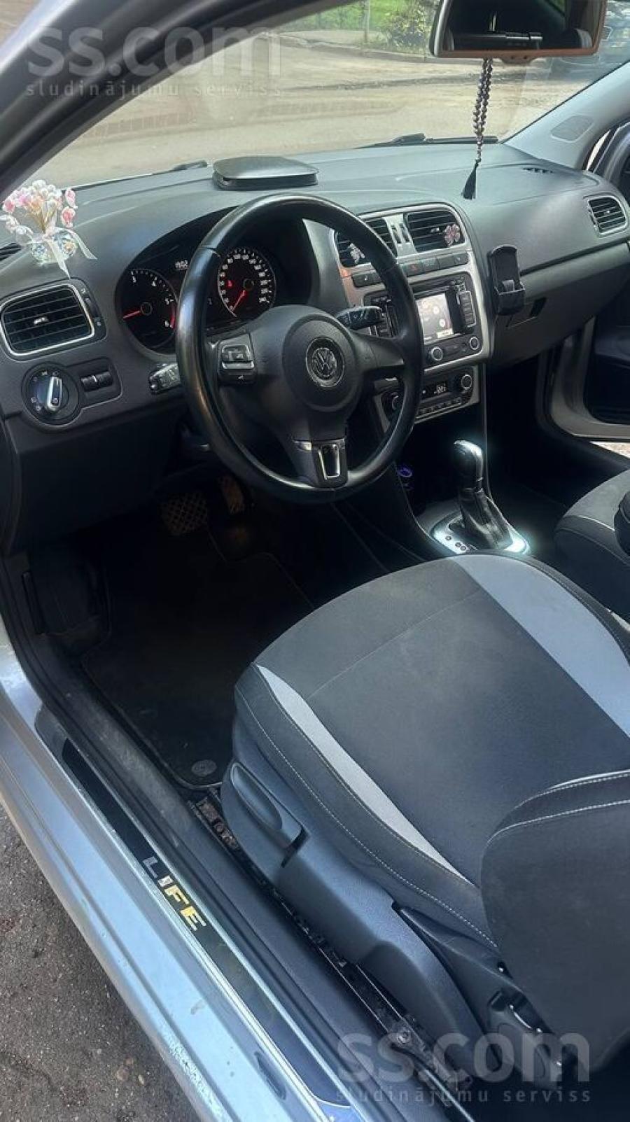Grey Volkswagen Polo 2014 in Riga, with an engine capacity of 1.60 L and mileage of 232 thousand km for 4500 €, photo 8 on AUTOMOTO.COM.LV