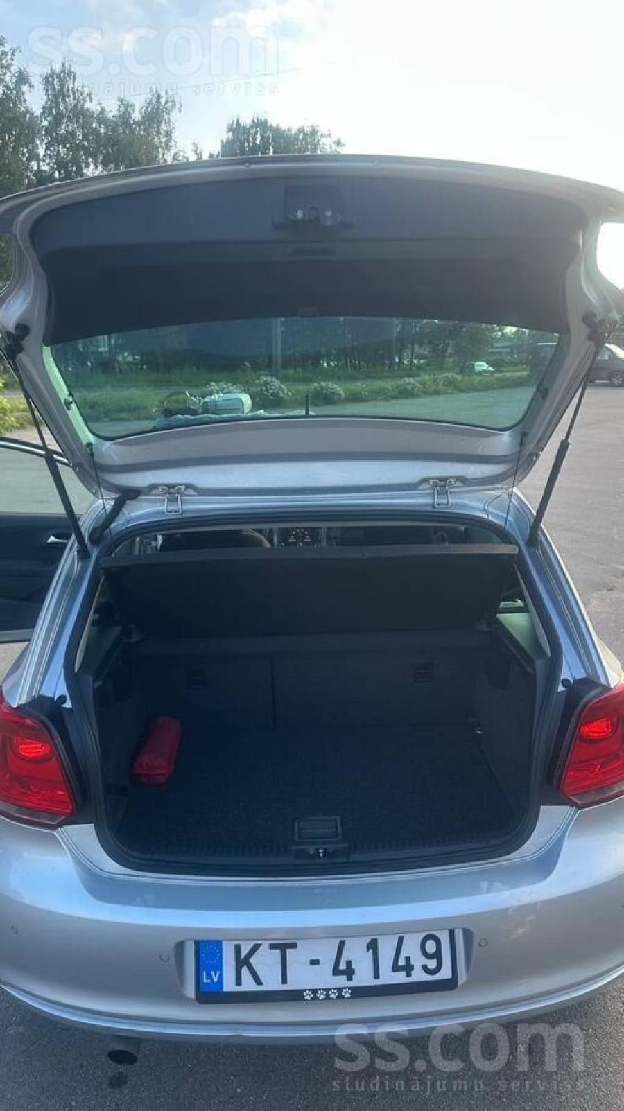 Grey Volkswagen Polo 2014 in Riga, with an engine capacity of 1.60 L and mileage of 232 thousand km for 4500 €, photo 9 on AUTOMOTO.COM.LV