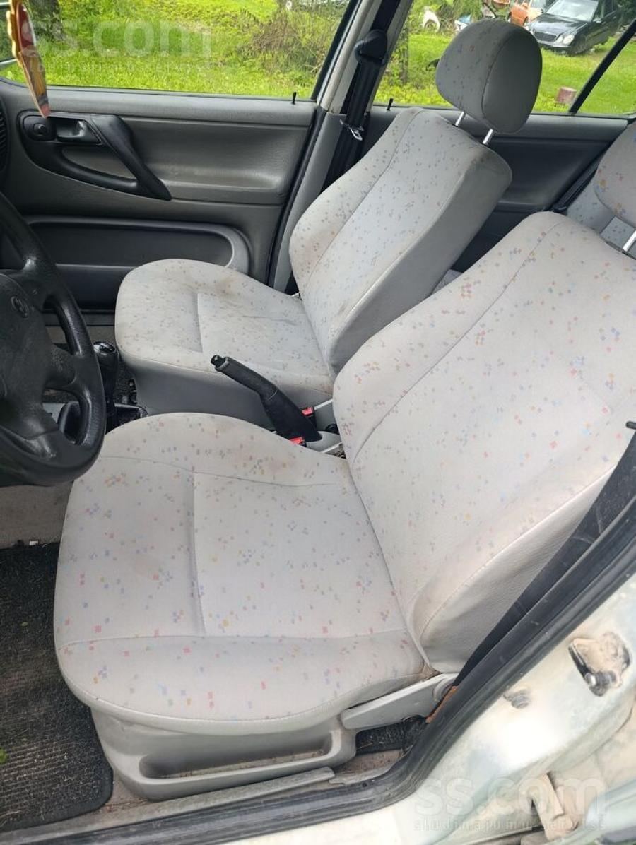 Grey Volkswagen Polo 1999 in Cesis, with an engine capacity of 1.40 L and mileage of 233 thousand km for 550 €, photo 7 on AUTOMOTO.COM.LV