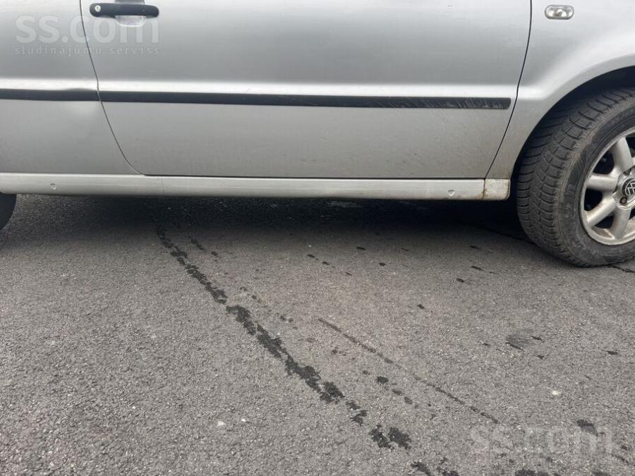 Pelēks Volkswagen Polo 2001 Liepāja, ar dzinēja tilpumu 1.40 L un nobraukumu 303 tūkst. km par 700 €, foto 3 vietnē AUTOMOTO.COM.LV