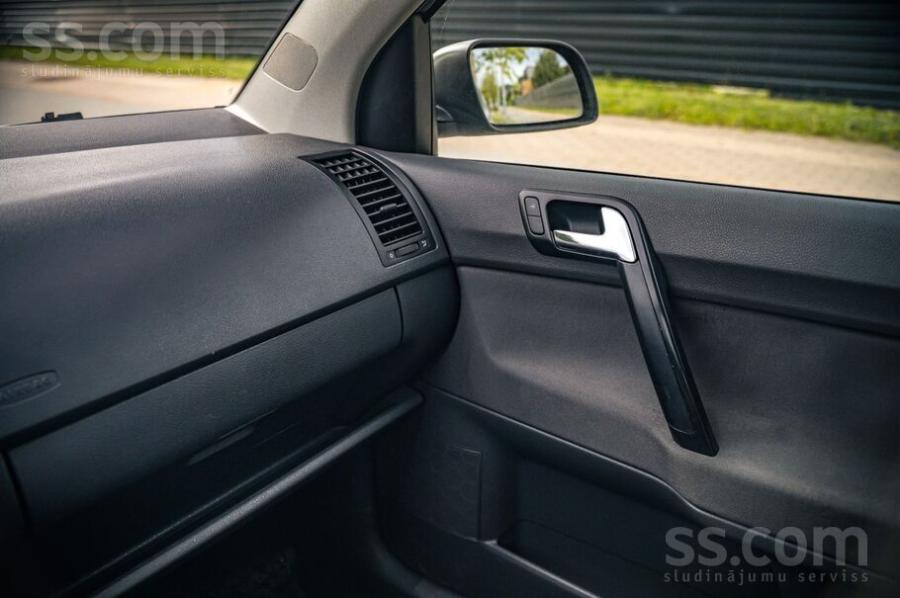 Grey Volkswagen Polo 2002 in Riga, with an engine capacity of 1.20 L and mileage of 142 thousand km for 990 €, photo 17 on AUTOMOTO.COM.LV