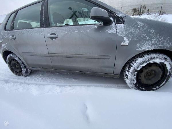 Grey Volkswagen Polo 2004 in Vilnius, with an engine capacity of 1.40 L and mileage of 137 thousand km for 1950 €, photo 3 on AUTOMOTO.COM.LV