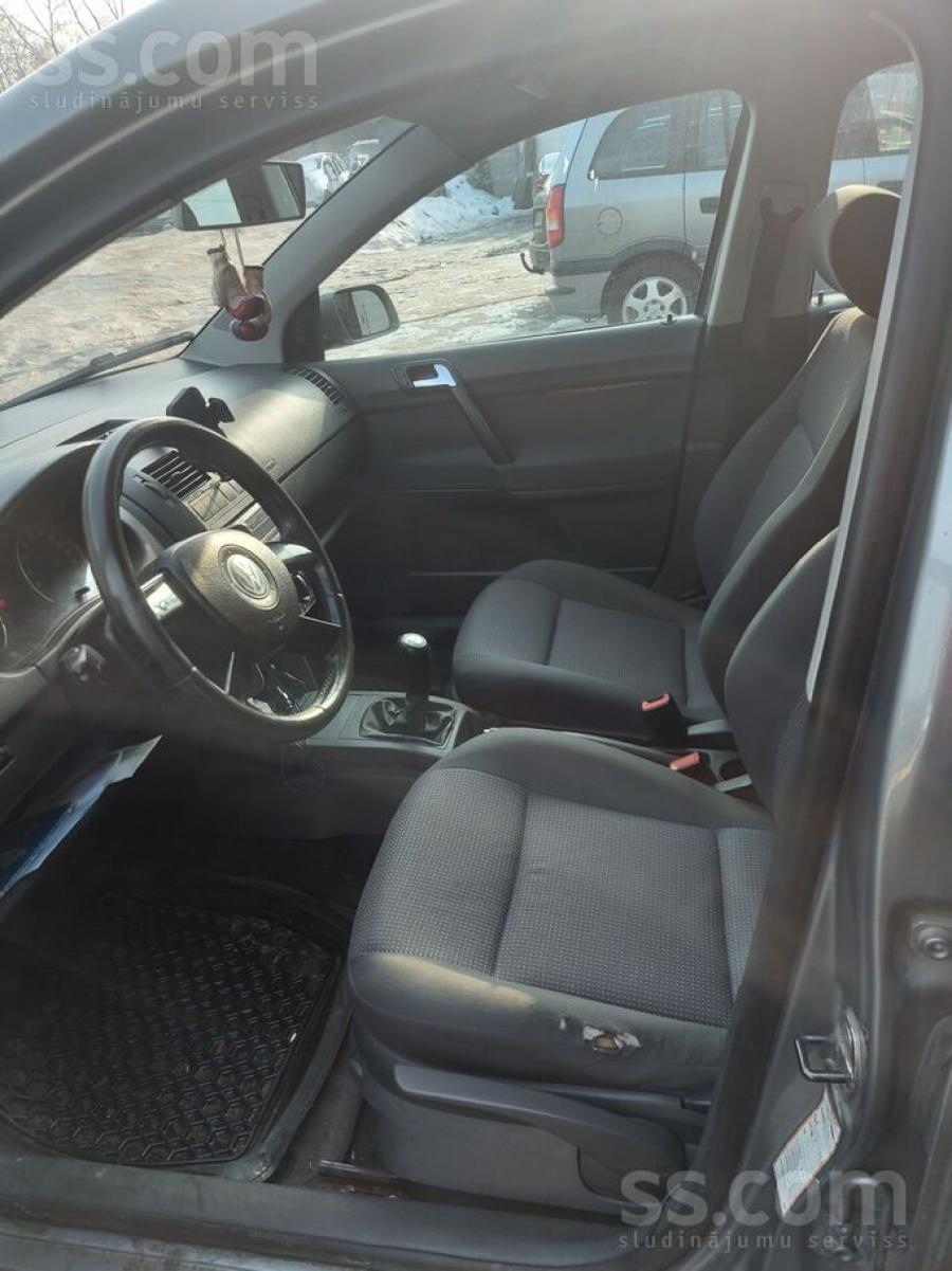 Pelēks Volkswagen Polo 2004 Rīga, ar dzinēja tilpumu 1.40 L un nobraukumu 416 tūkst. km par 1000 €, foto 7 vietnē AUTOMOTO.COM.LV