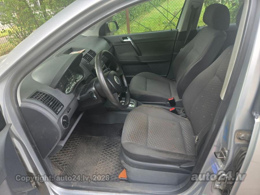 Grey Volkswagen Polo 2004 in Tartu, with an engine capacity of 1.40 L and mileage of 207 thousand km for 1100 €, photo 6 on AUTOMOTO.COM.LV